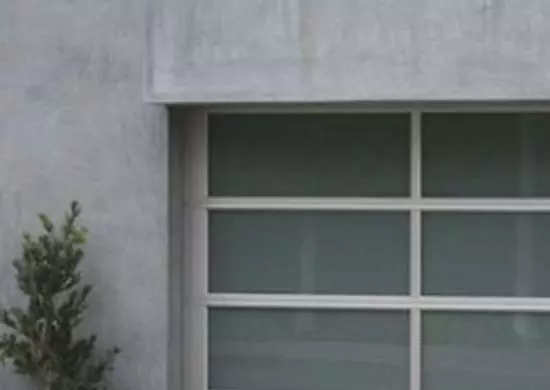 Uși de garaj cu panouri de sticlă