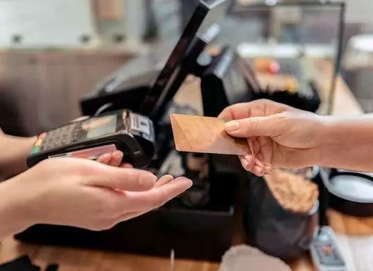Чи варто отримувати кредитну картку в магазині?