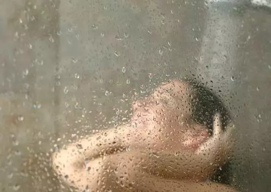 Aplique repelente de lluvia a las puertas de la ducha