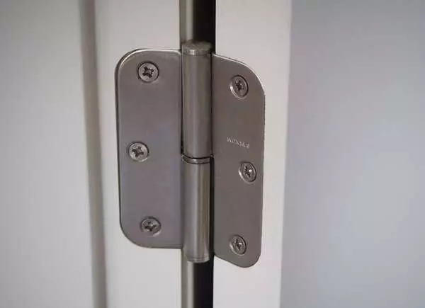 כיצד לתקן צירי דלת חורקים ללא WD40