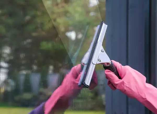 كيفية تنظيف النوافذ