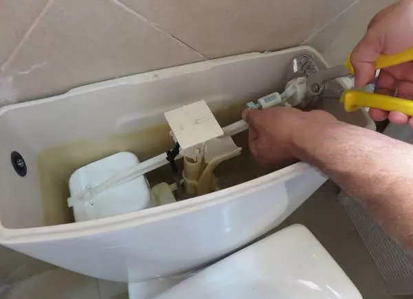 palitan ang toilet fill valve