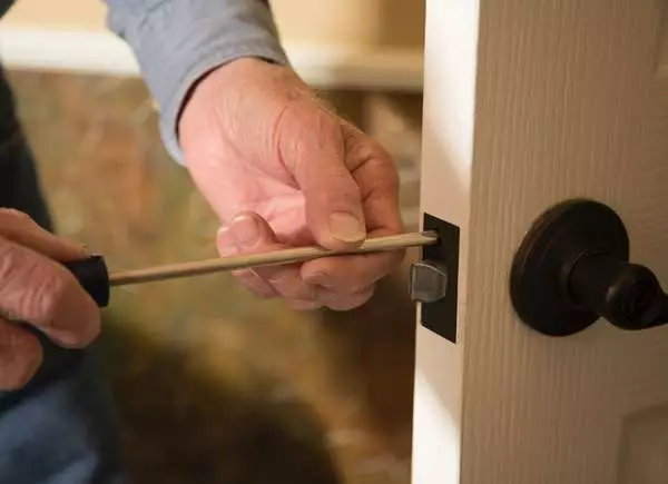 vendita casa sostituzione maniglia porta