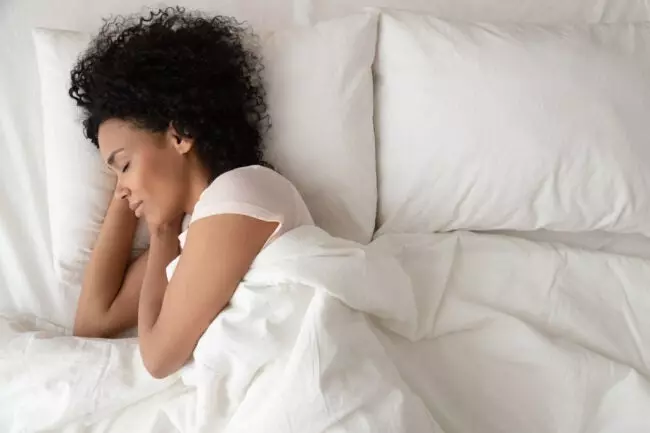 رات کو کونسی قسم کا بستر آپ کو سب سے ٹھنڈا رکھے گا؟ سونے کے لئے بہت گرم ہے