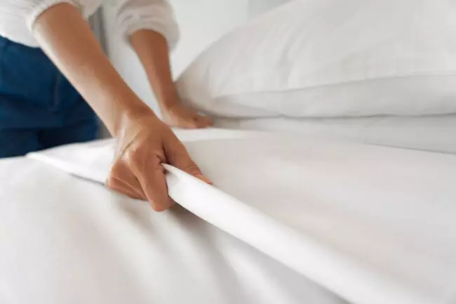 رات کو کونسی قسم کا بستر آپ کو سب سے ٹھنڈا رکھے گا؟ -- سونے کے لیے بہت گرم