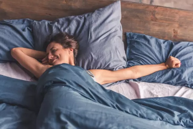 رات کو کونسی قسم کا بستر آپ کو سب سے ٹھنڈا رکھے گا؟ -- سونے کے لیے بہت گرم