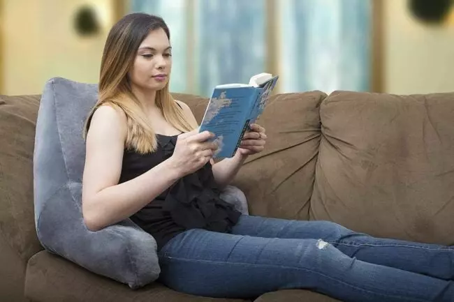 La migliore opzione di cuscino per la lettura