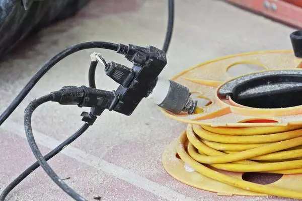 Qırılmış elektrik kabeli
