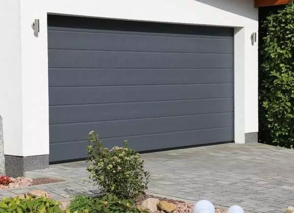 Le nuove porte da garage aumentano il valore della casa