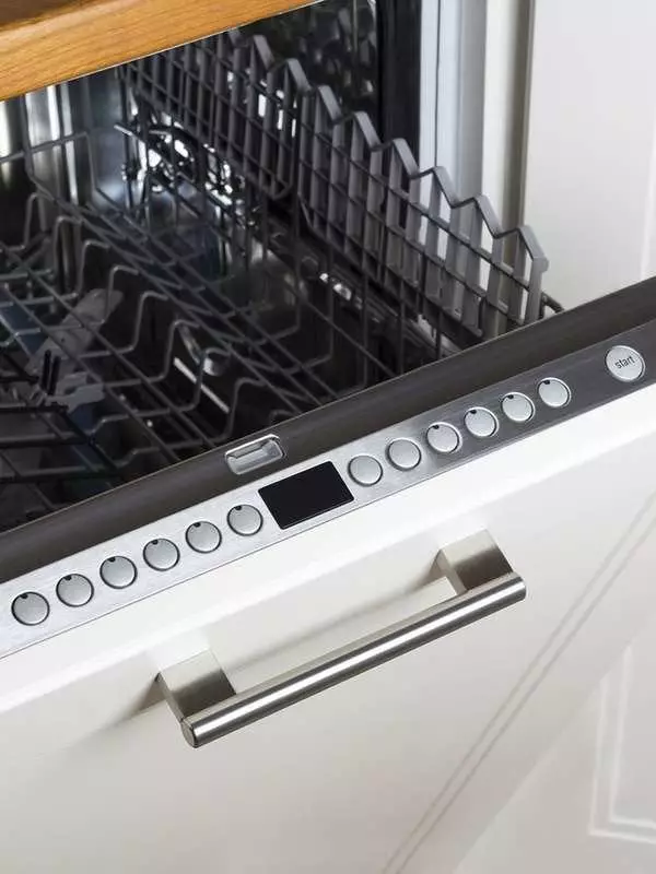 Повністю завантажте посудомийну машину перед використанням