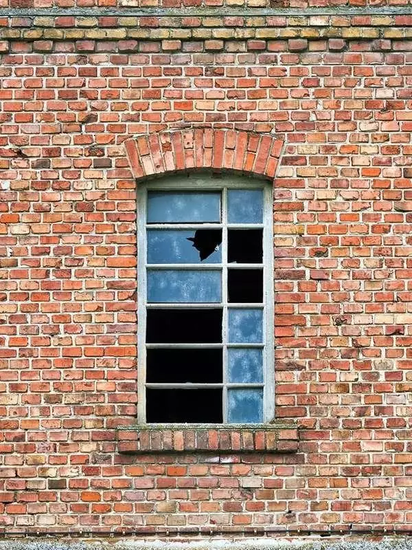 Appaltatore di finestre rotte