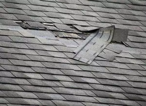 Il tetto danneggiato non richiede la riparazione dell'appaltatore
