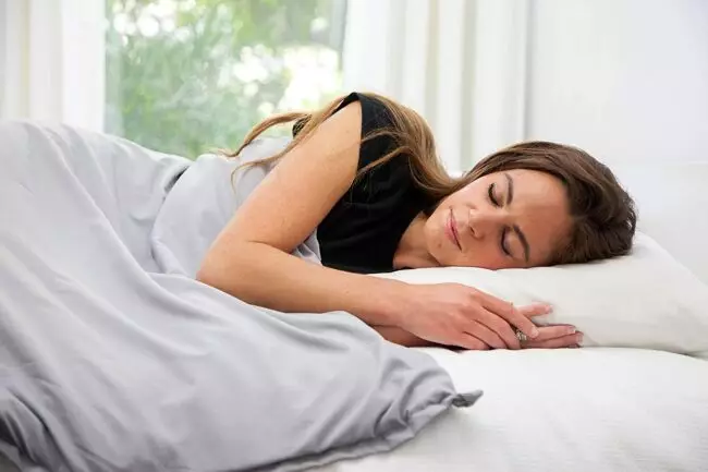 Selimut Berbobot Pendingin Terbaik untuk Tidur yang Tenang