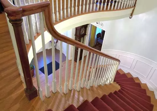 Atualize uma escada de madeira com degraus de carpete.