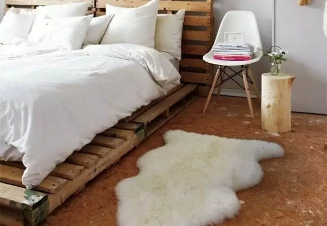 DIY krevet na platformi - palete