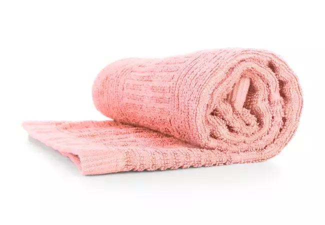 如何去除地毯上的凹痕 - 使用毛巾
