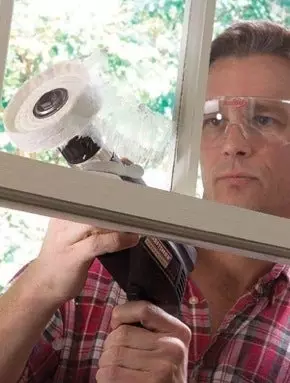 बॉब काय करेल? खिडकी साफ करणे