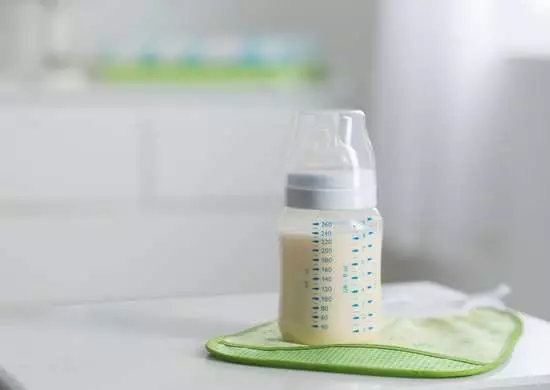Podgrzej butelkę dla niemowląt za pomocą ekspresu do kawy
