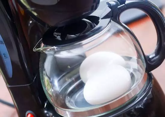 Kog æg i kaffekande