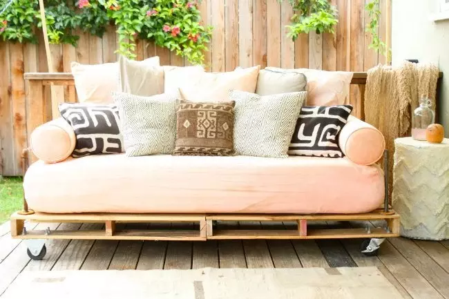 DIY Daybed - Ṣe lati pallets