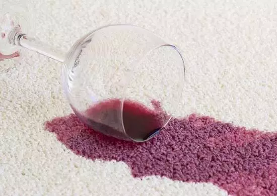 ワインの染みを取り除く方法