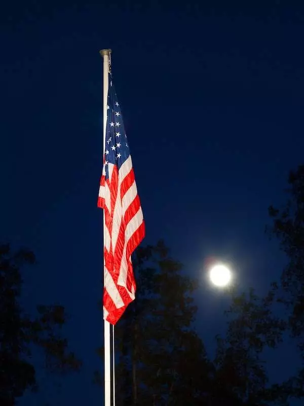 Bandeira americana ondeando pola noite