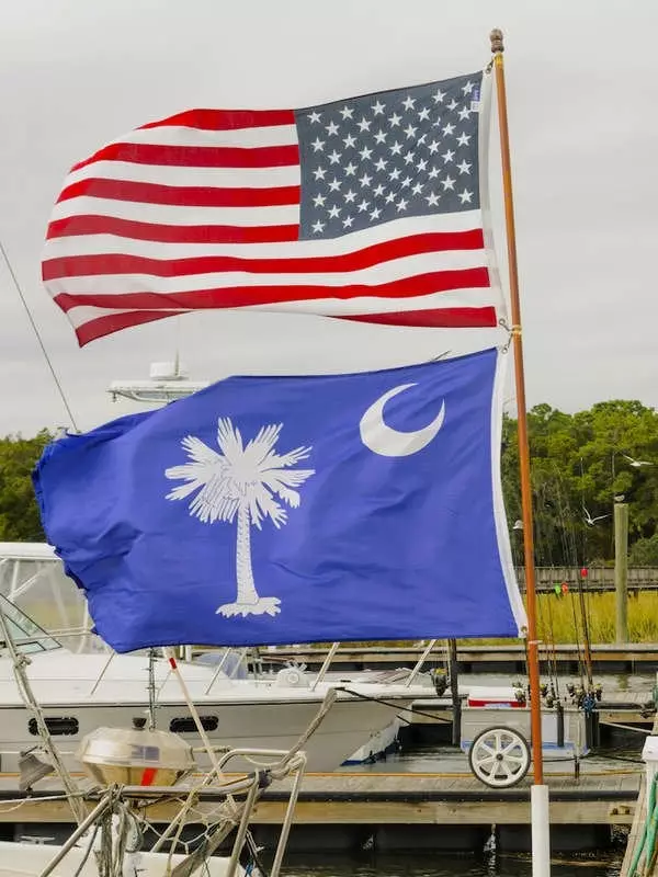 Si të shfaqni flamurin amerikan me flamuj të tjerë