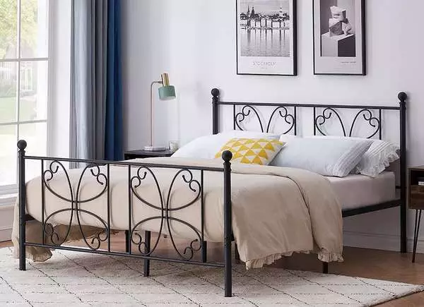 metalen bedframe met hart