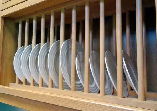 Estante para platos montado en la cocina