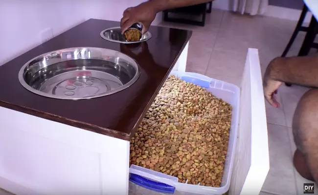 Estação de alimentação para cães faça você mesmo com armazenamento de alimentos