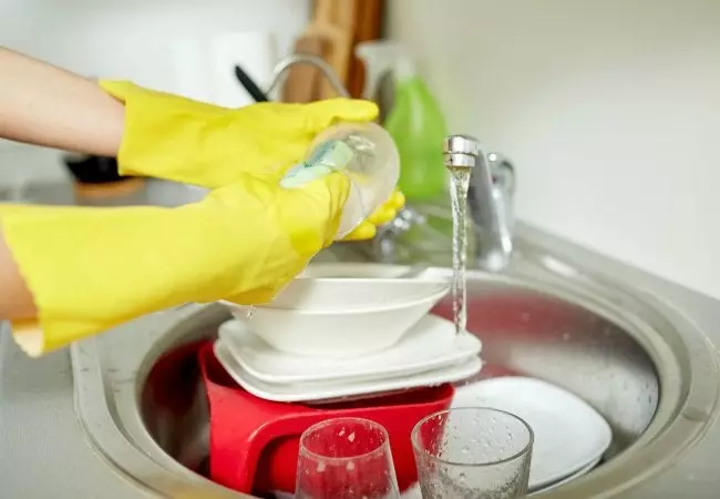 Flessen reinigen - Met de hand wassen