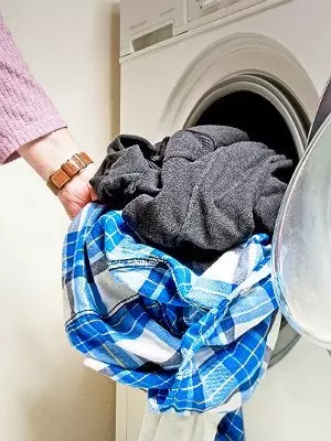 Paano Matanggal ang mga Wrinkles Nang Walang Iron - Clothes Dryer Hack