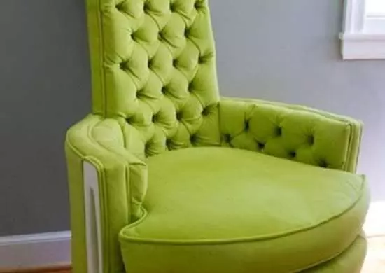 Neu bezogener Regency Chair