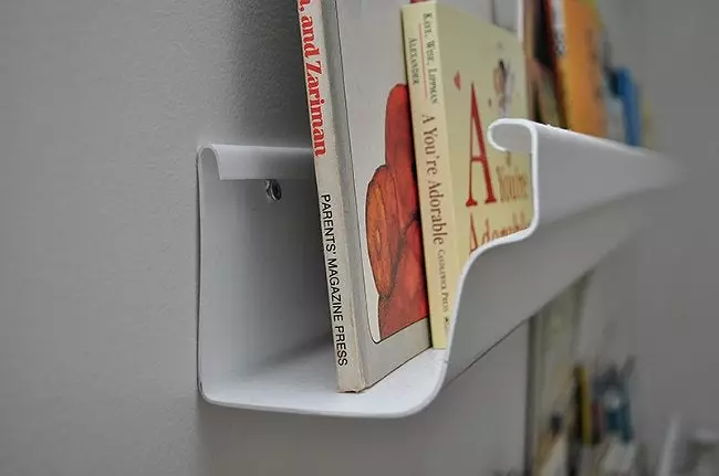 Raft pentru cărți DIY - dintr-un jgheab de ploaie