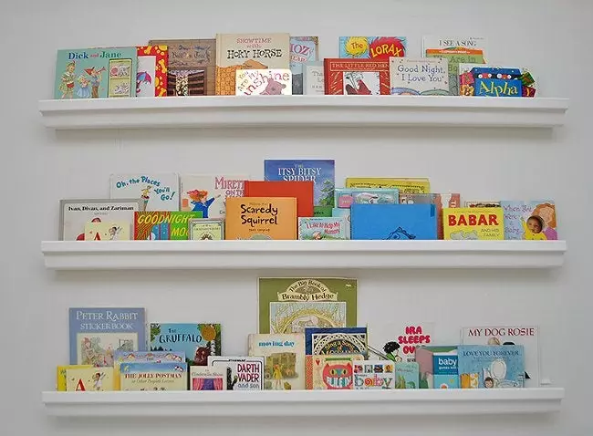 Polička na knihy pre domácich majstrov – detské knihy na odkvapy