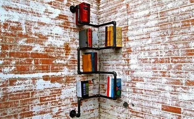 DIY बुककेसहरू - पाइप शेल्भिङ