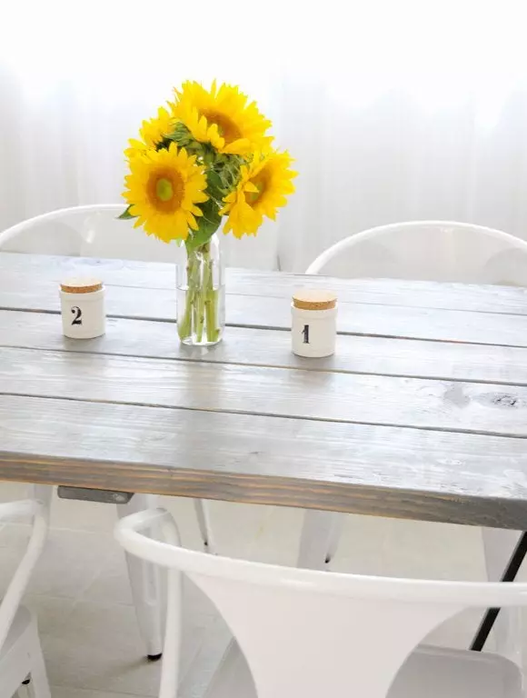 DIY lauku mājas galdu plāni — radījumu ērtības