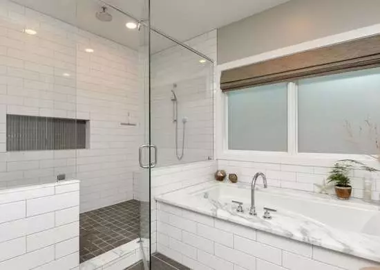 Baño con azulejos de metro blanco