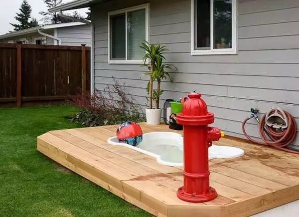 Piscina de gossos de bricolatge