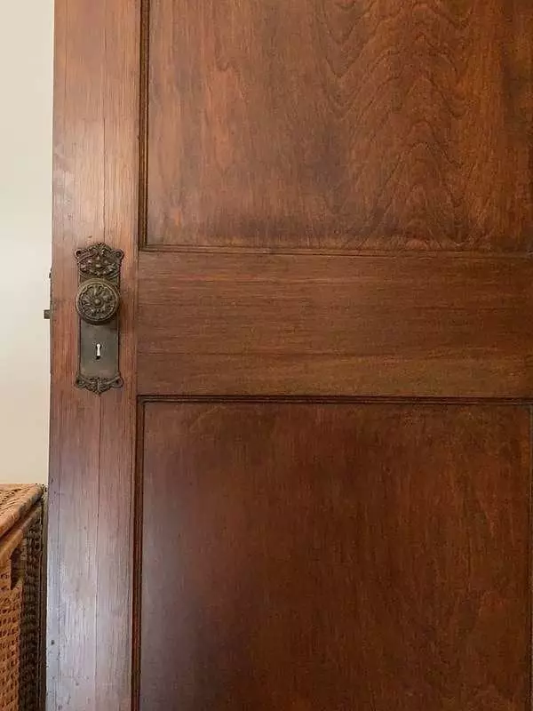 Pintu yang tidak akan menutup bendera merah dalam pembelian rumah