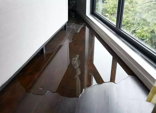 apartament me dëmtim të ujit