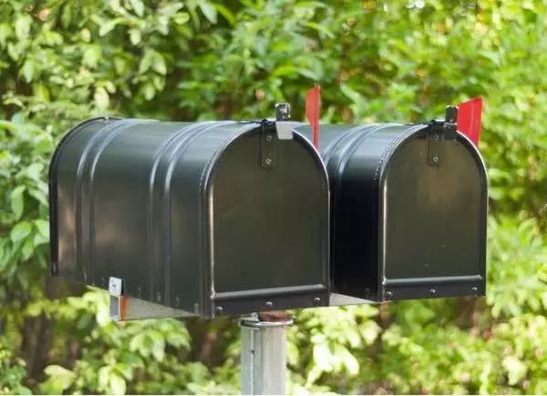 fekete postaládák piros zászlók