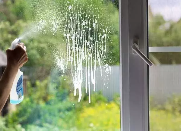 Tisztítsa meg az ablakokat felhős napon