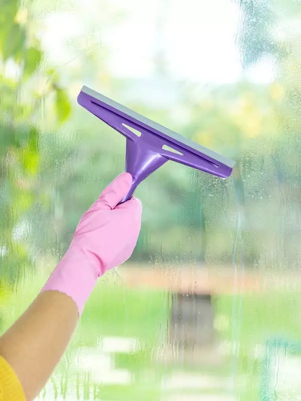користете посебни алатки за чистење на внатрешниот и надворешниот прозорец