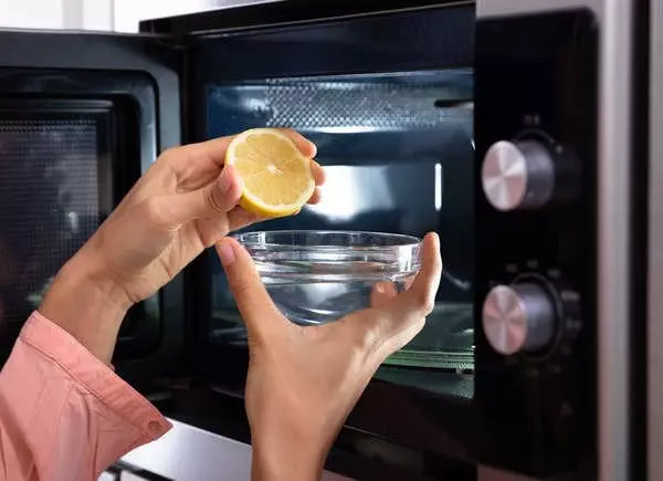 Jak czyścić kuchenkę mikrofalową
