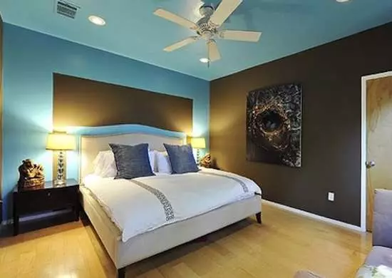 Plava i smeđa spavaća soba