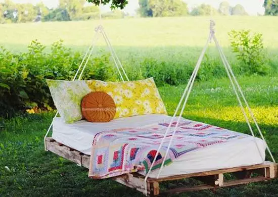 DIY Pallet Swing Bed