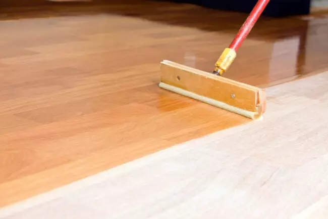 堅木張りの床を再仕上げするためのコスト