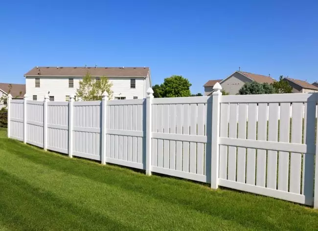 Ang Mga Dapat at Hindi Dapat gawin para sa Matagumpay na Pag-install ng Vinyl Fence