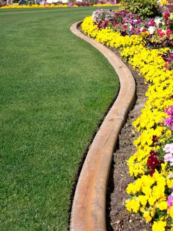 きれいな芝生のための端の花壇